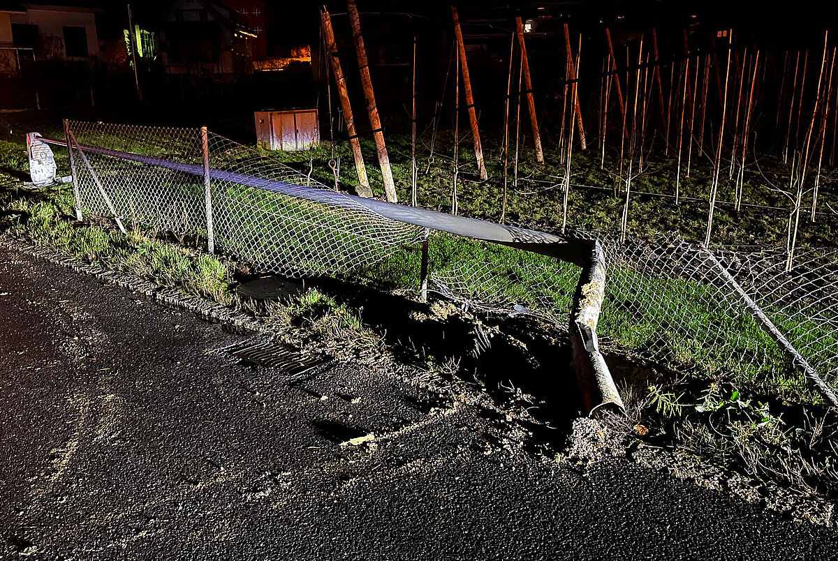 Gegen Zaun und Kandelaber gefahren - Seetaler Bote